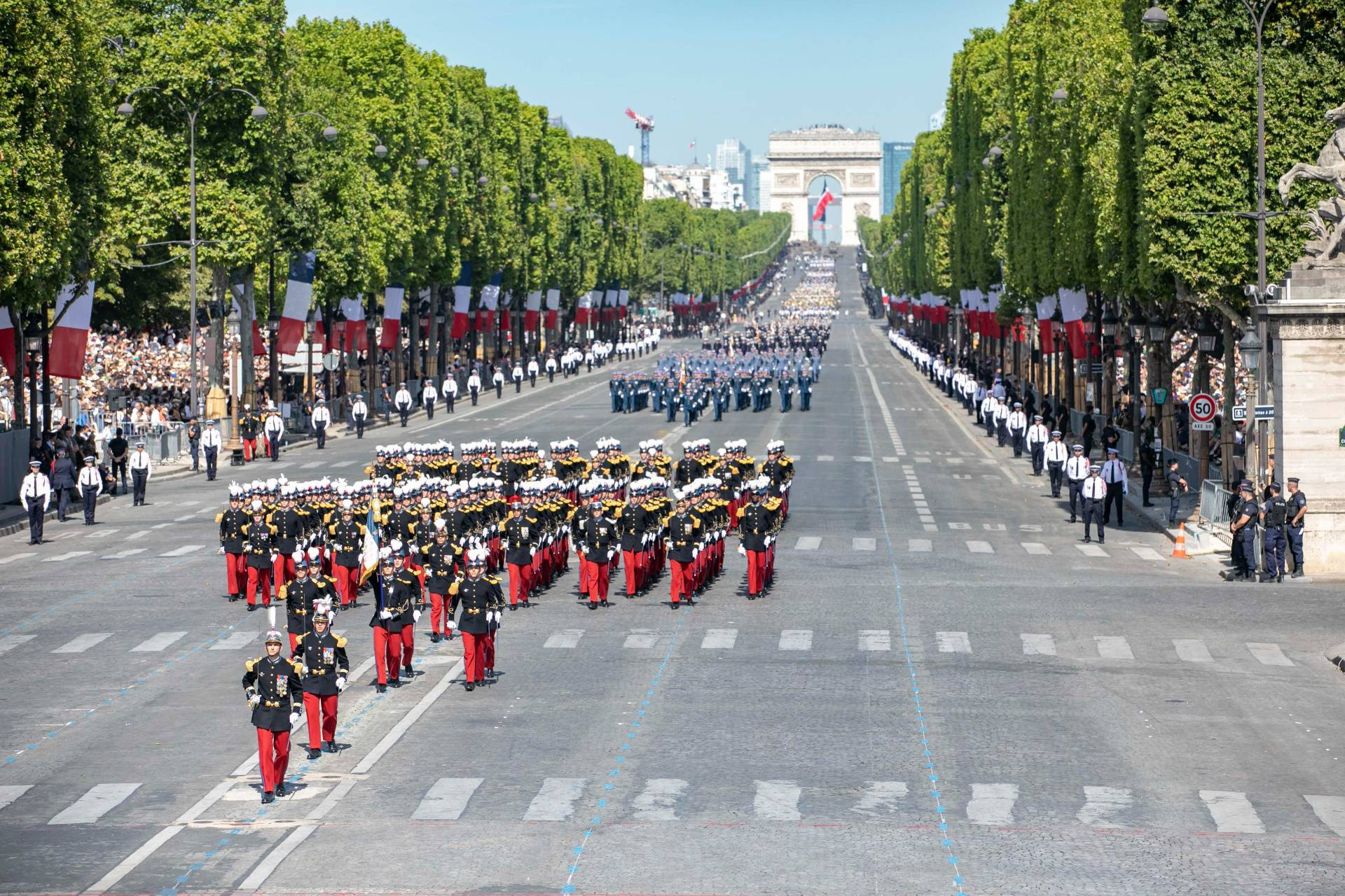 Plateformes Magazine - Une logistique « militaire » pour le défilé du ...